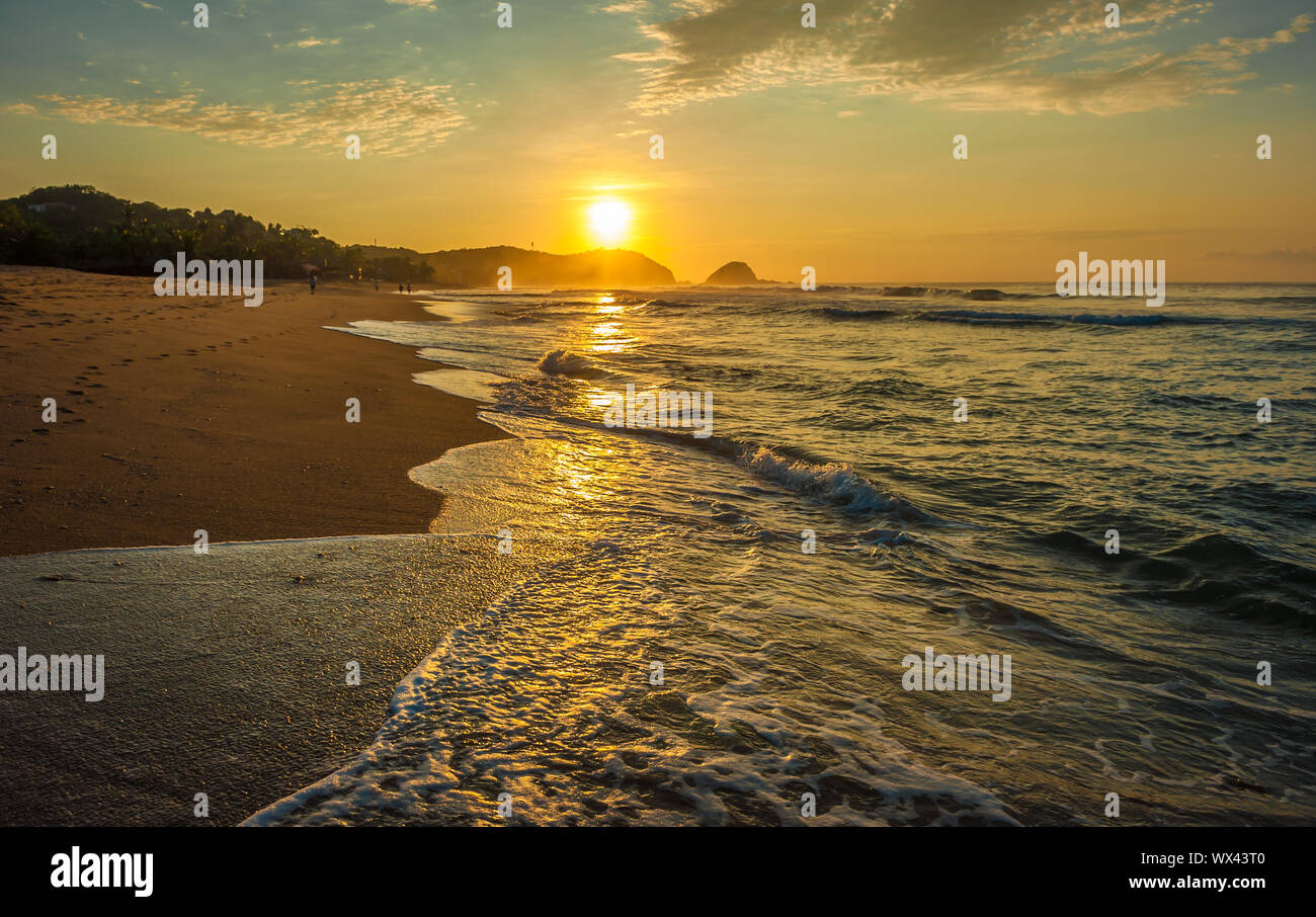 Zipolite beach at sunrise, Pacific coast of Mexico Stock Photo - Alamy