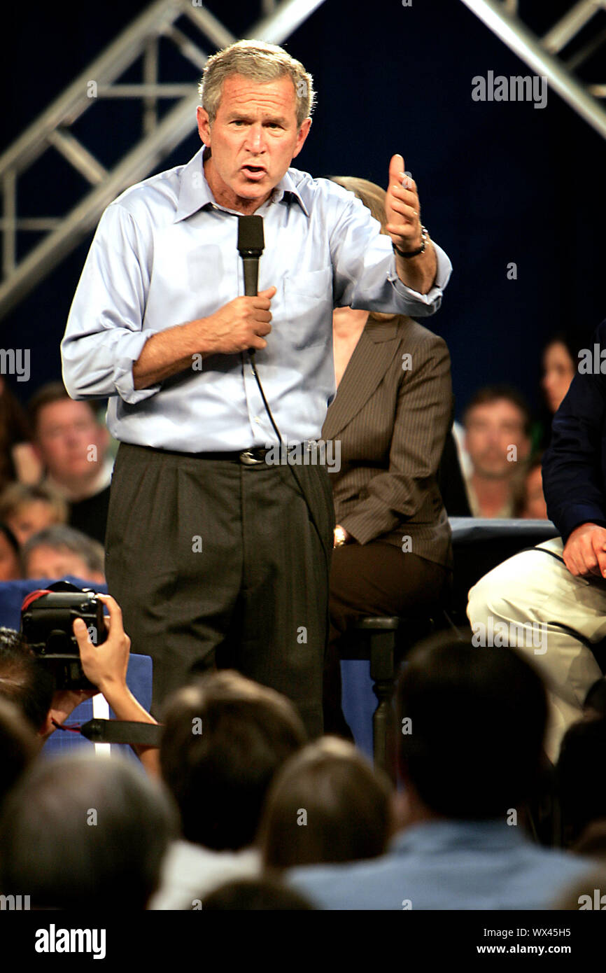 The US President George W. Bush campaigning for re-election at the ...