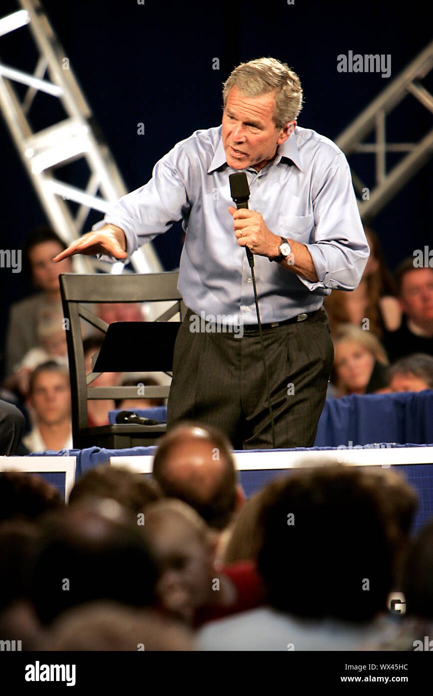 The US President George W. Bush campaigning for re-election at the ...