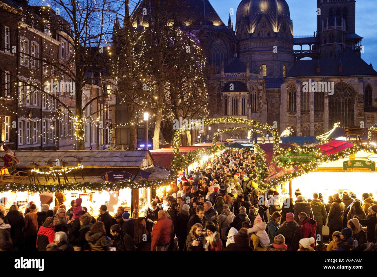 Christmas market at Aachen Cathedral in the evening, Aachen, Germany ...
