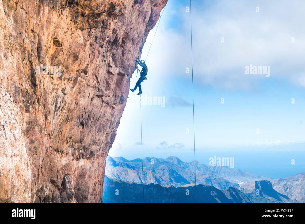 Overhanging cliff hi-res stock photography and images - Alamy