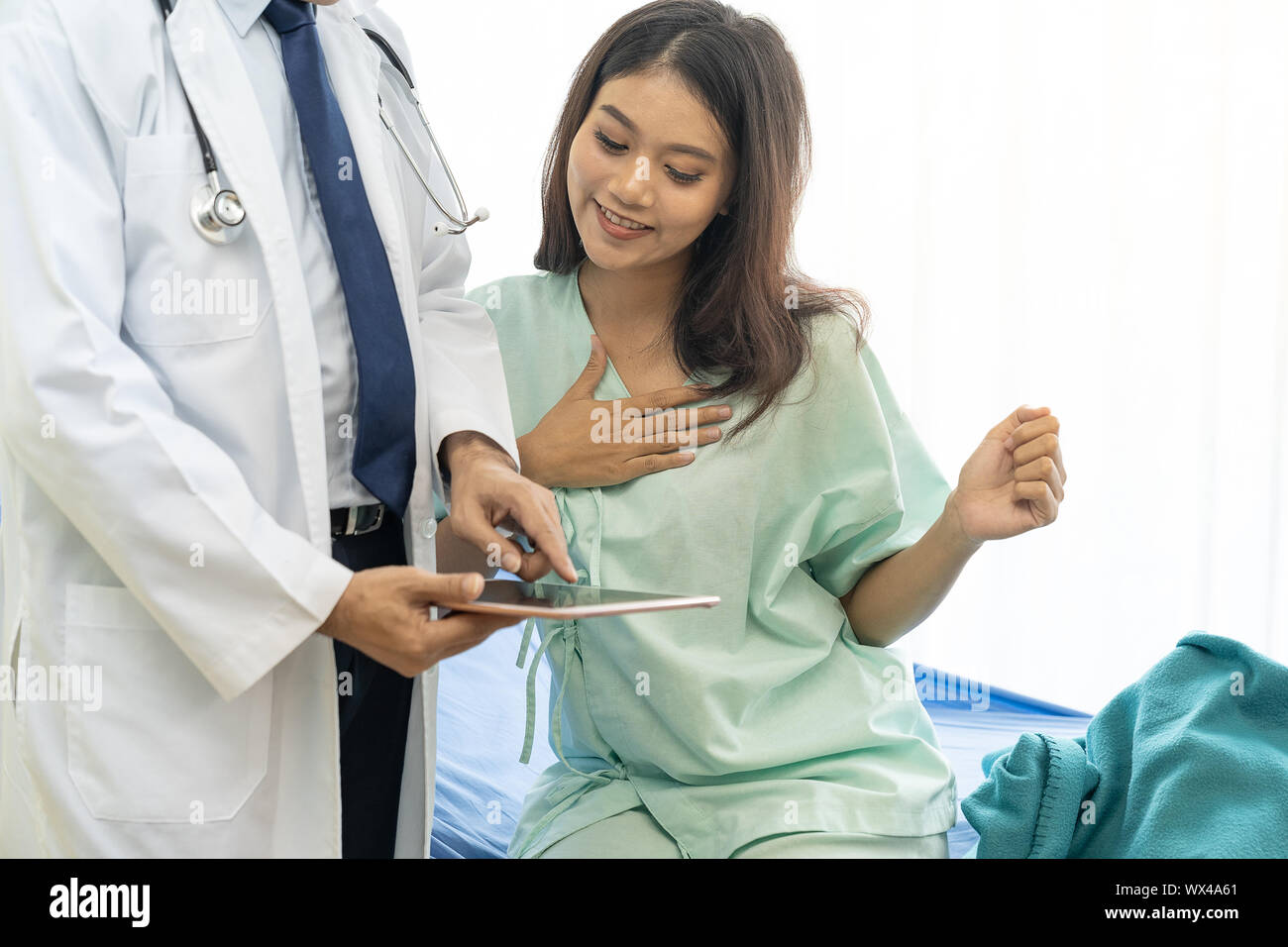 Doctor explain treatment to patient Stock Photo - Alamy