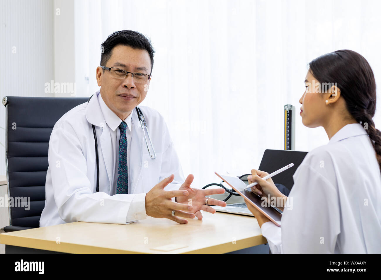 Two doctors discussing Stock Photo - Alamy