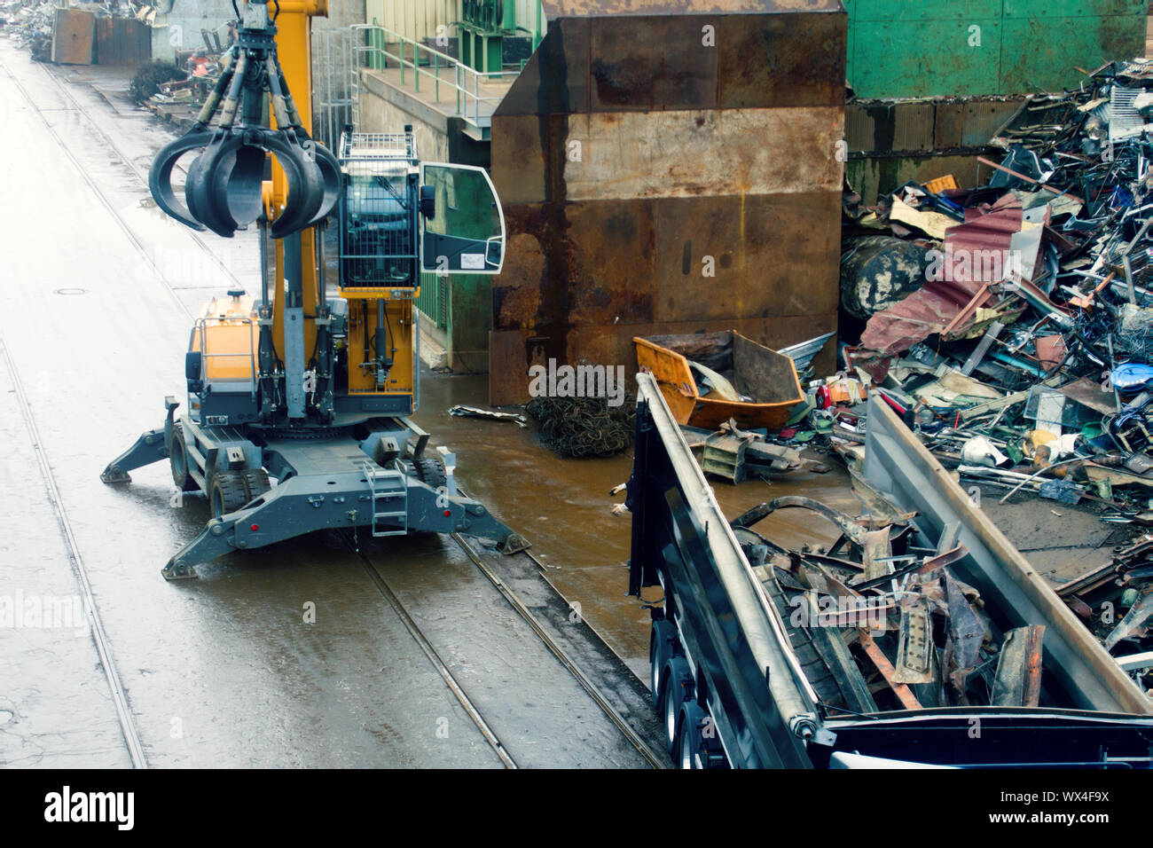 Sorting loading scrap metal hi-res stock photography and images - Alamy