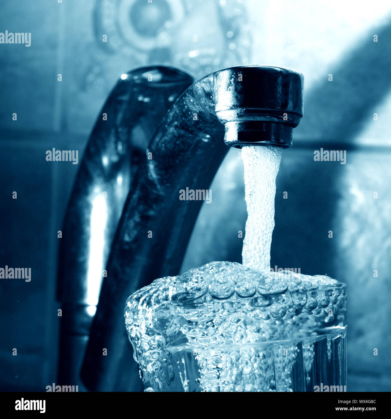 glass under water wet clean up background Stock Photo - Alamy