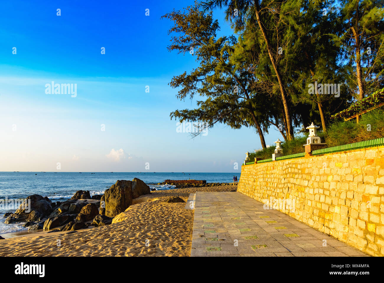 Bungalow bay beach resort hi-res stock photography and images - Alamy