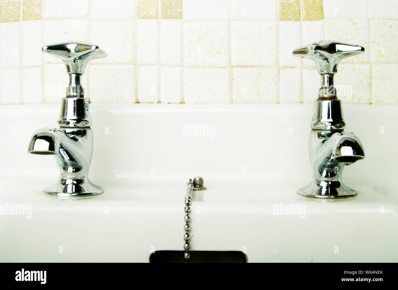Retro wash basin hi-res stock photography and images - Alamy