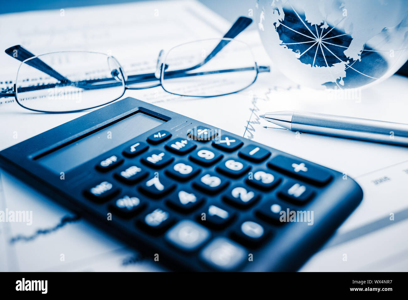Global business economy hi-res stock photography and images - Alamy