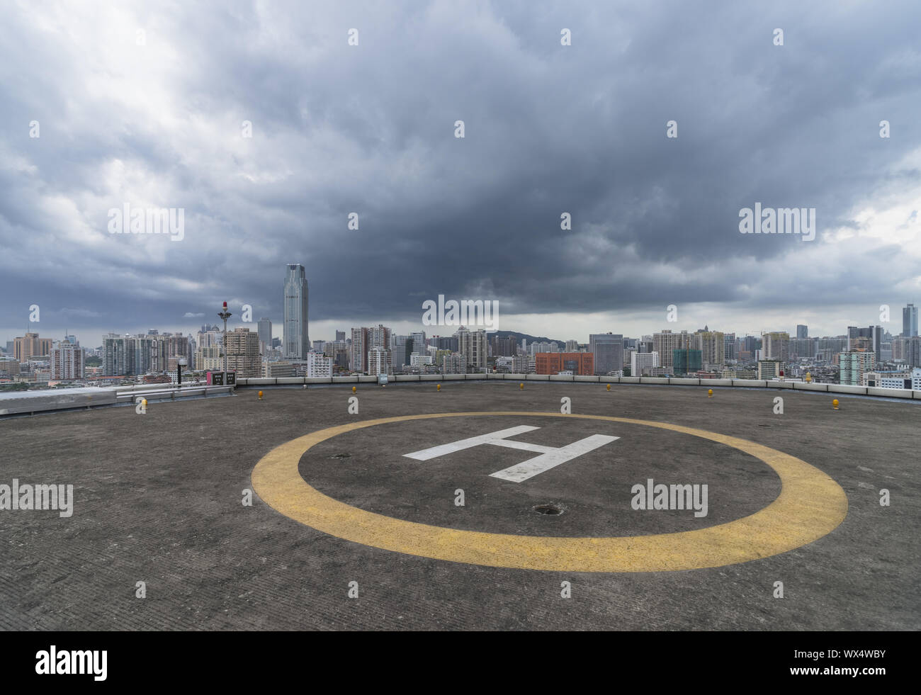 Urban outdoors hi-res stock photography and images - Alamy