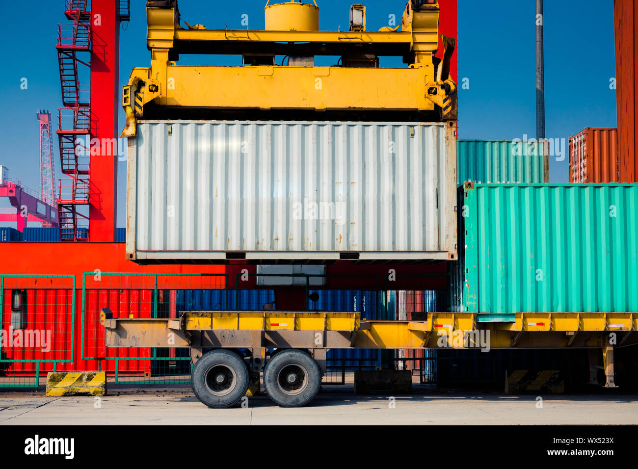 Cargo ship unloading car hi-res stock photography and images - Alamy