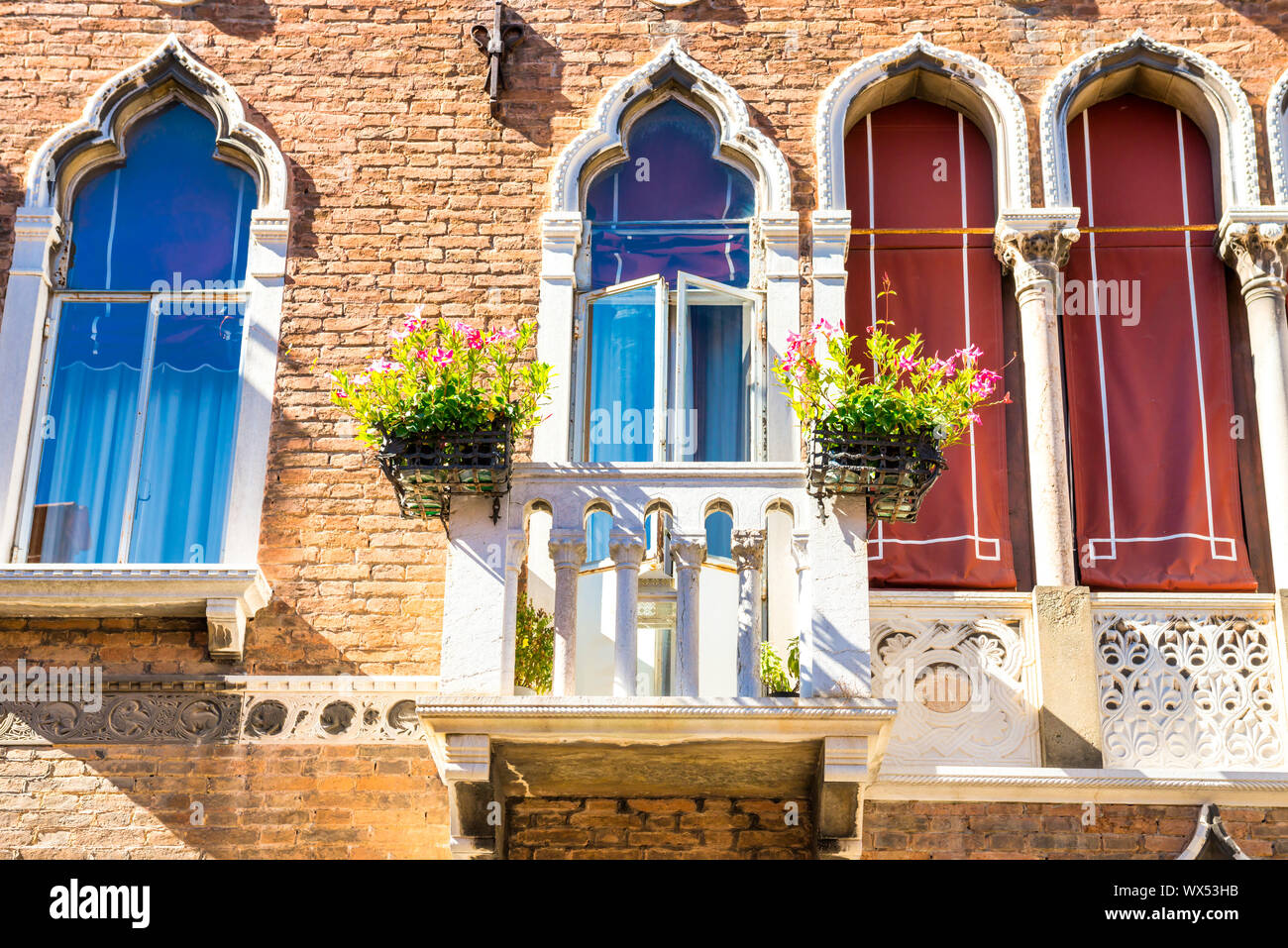 Facade with Venetian windows and balkony in Venice Stock Photo - Alamy