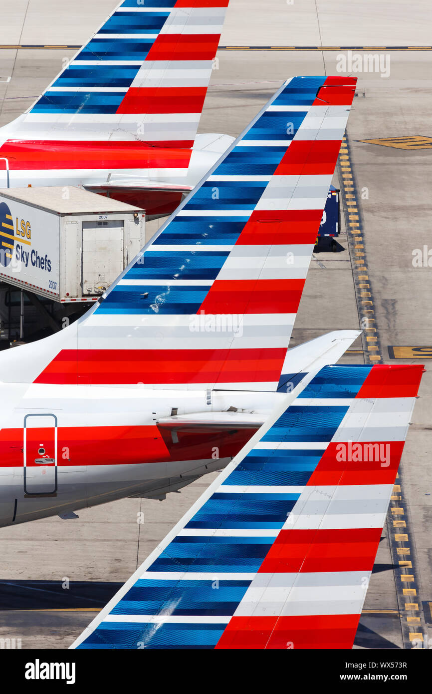 United airline tail hi-res stock photography and images - Alamy