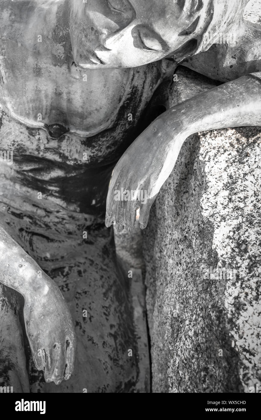 Statue of a sad woman Stock Photo - Alamy