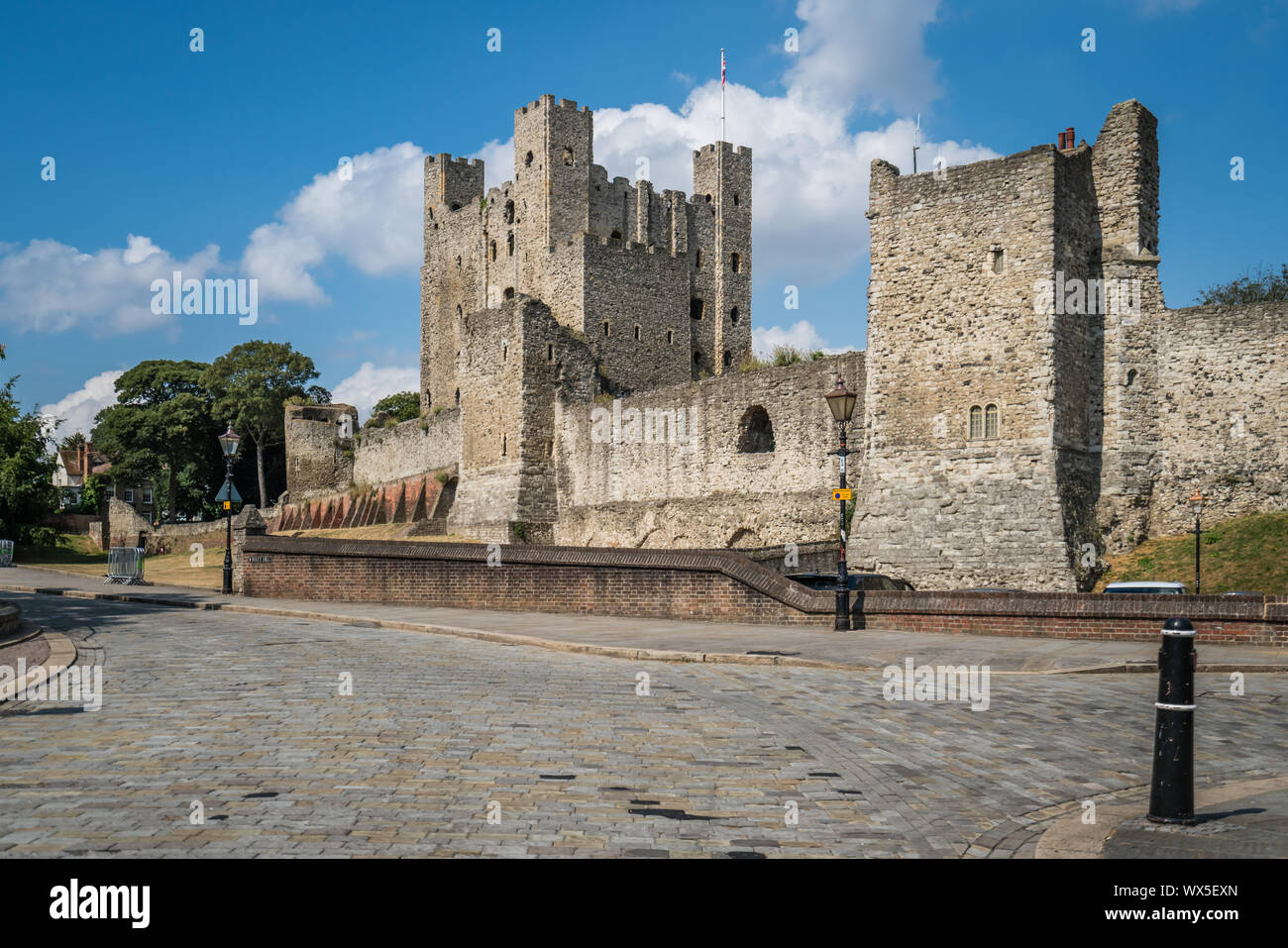 Massive walls of the Rochester castle Stock Photo - Alamy