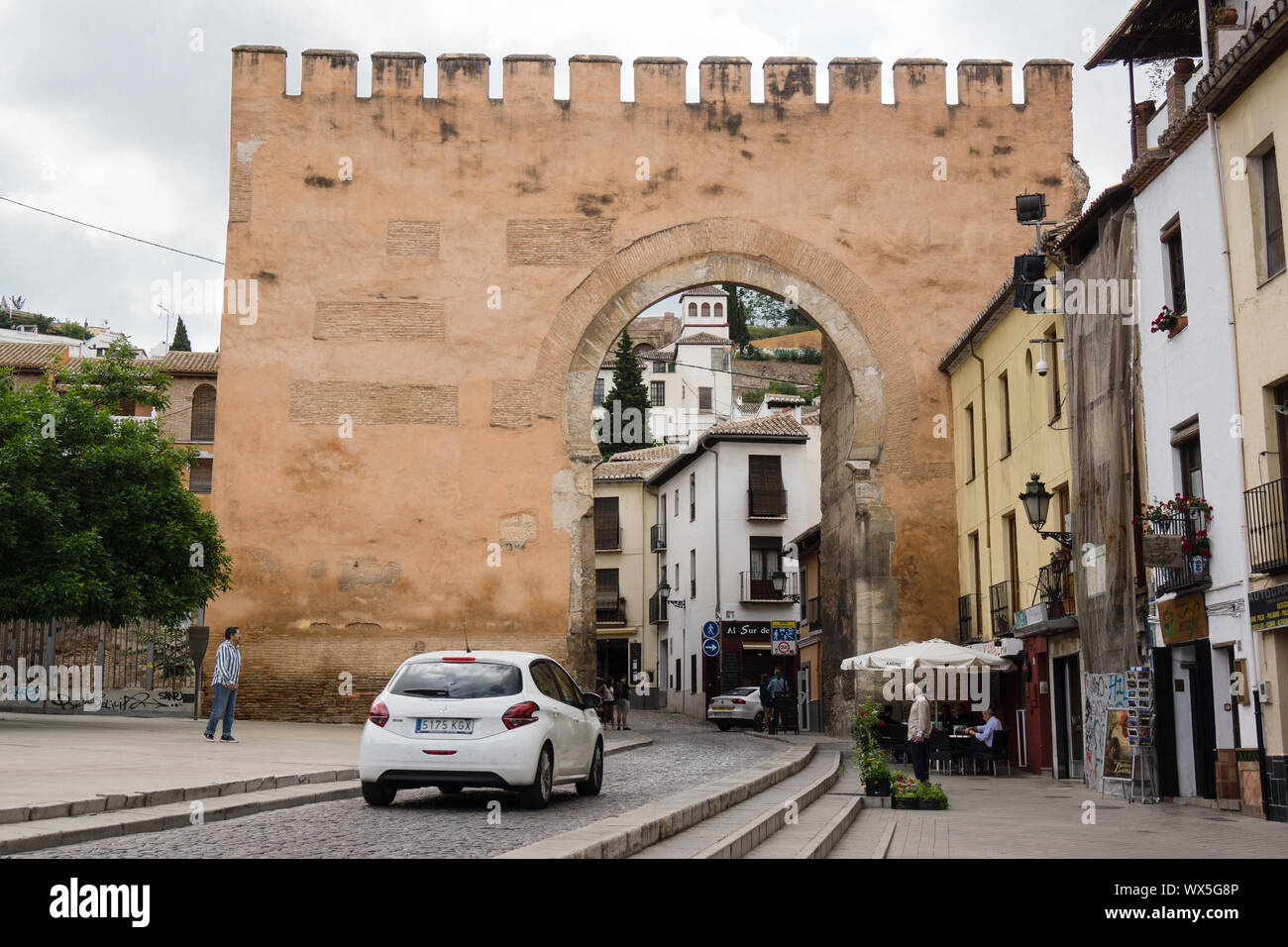 Granada city wall gate arch Stock Photo - Alamy