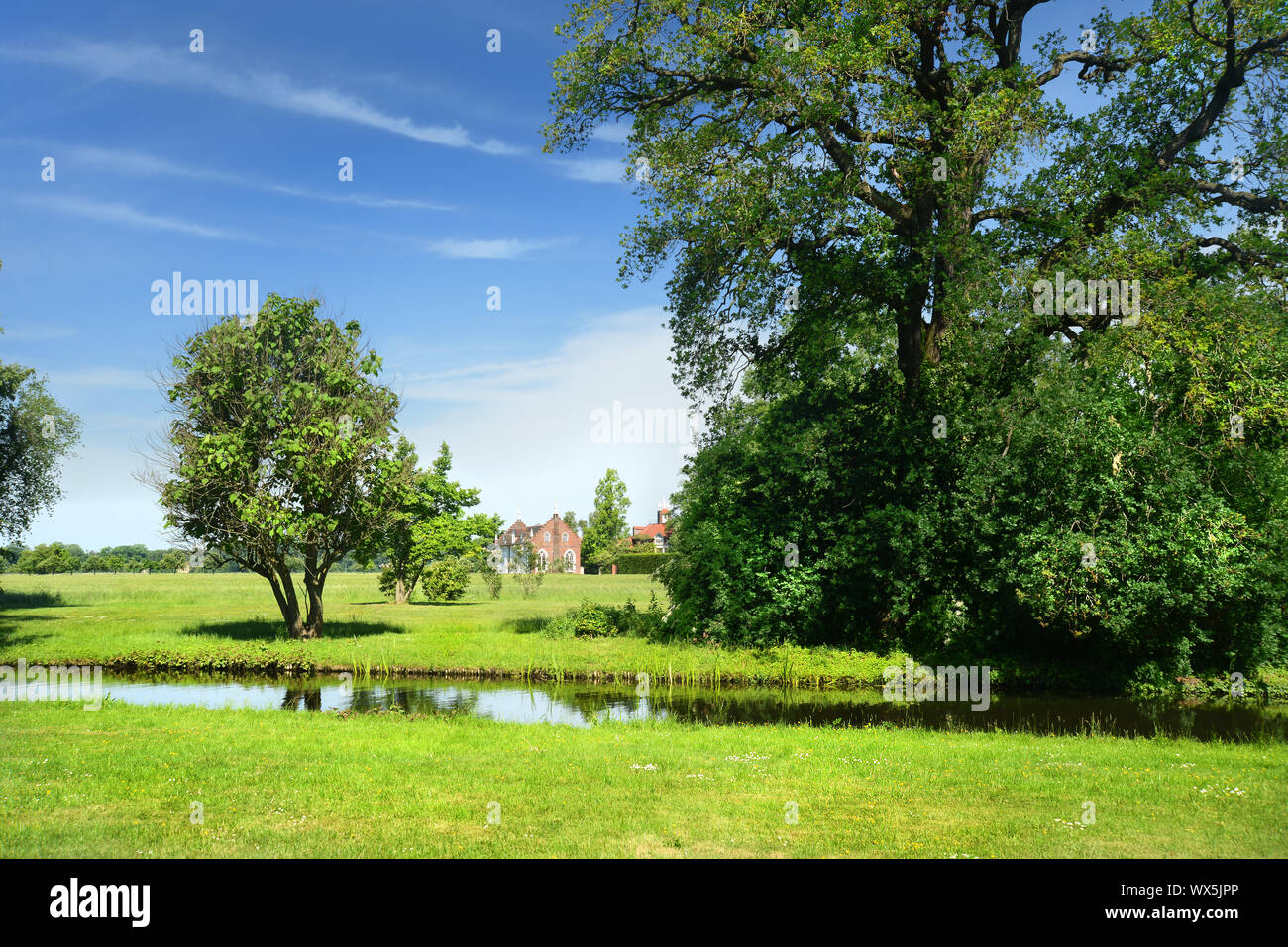Small park landscape hi-res stock photography and images - Alamy