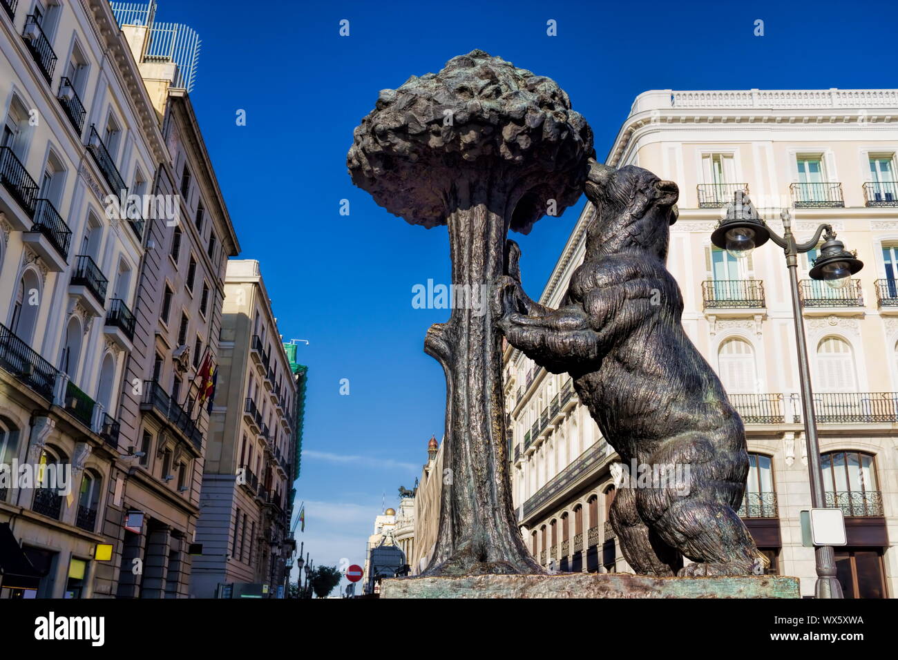 Landmark Madrid - Bear at the strawberry tree Stock Photo - Alamy