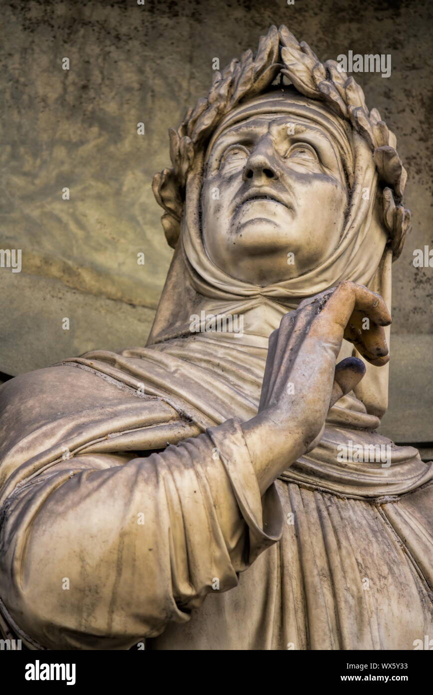 Statue petrarca High Resolution Stock Photography and Images - Alamy
