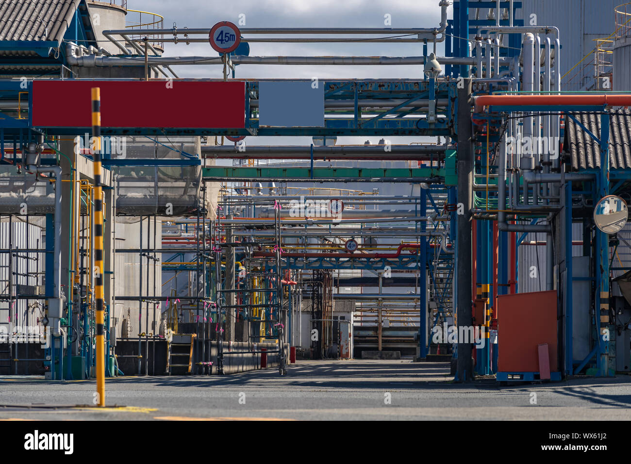 pipeline Chemical oil factory plant Stock Photo - Alamy
