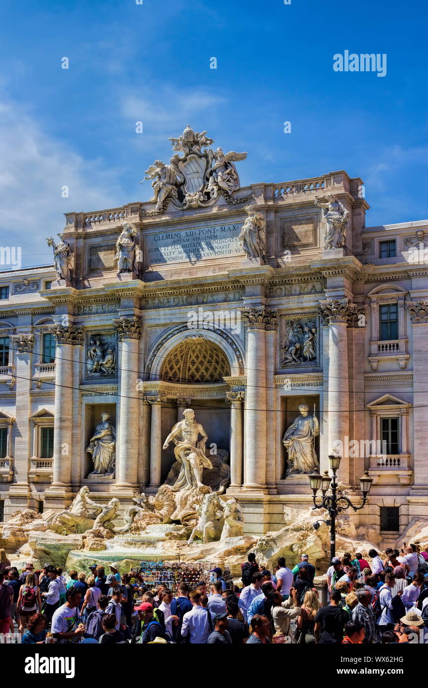 Statue fontana di trevi hi-res stock photography and images - Alamy