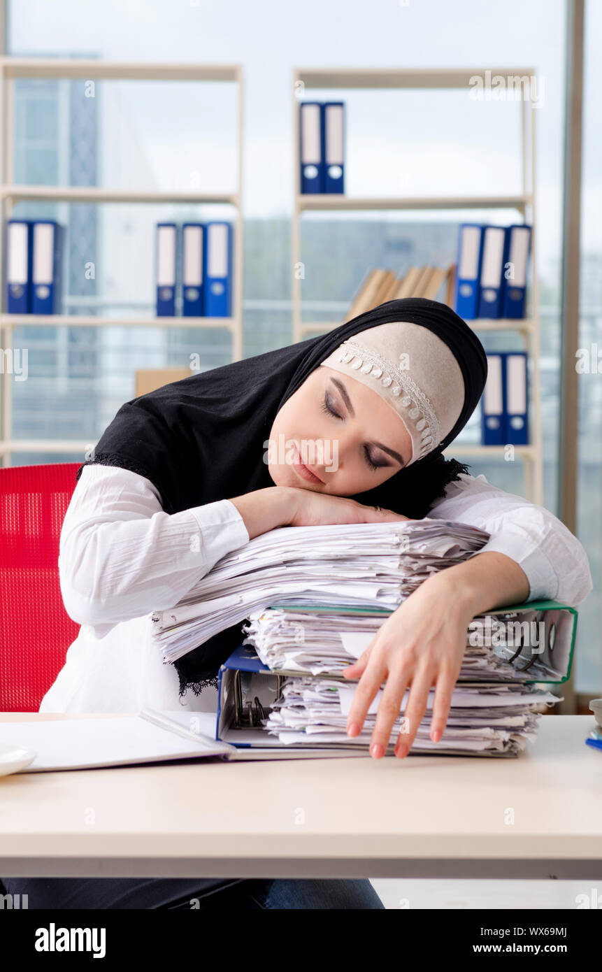 Woman muslim employee working in the office Stock Photo - Alamy