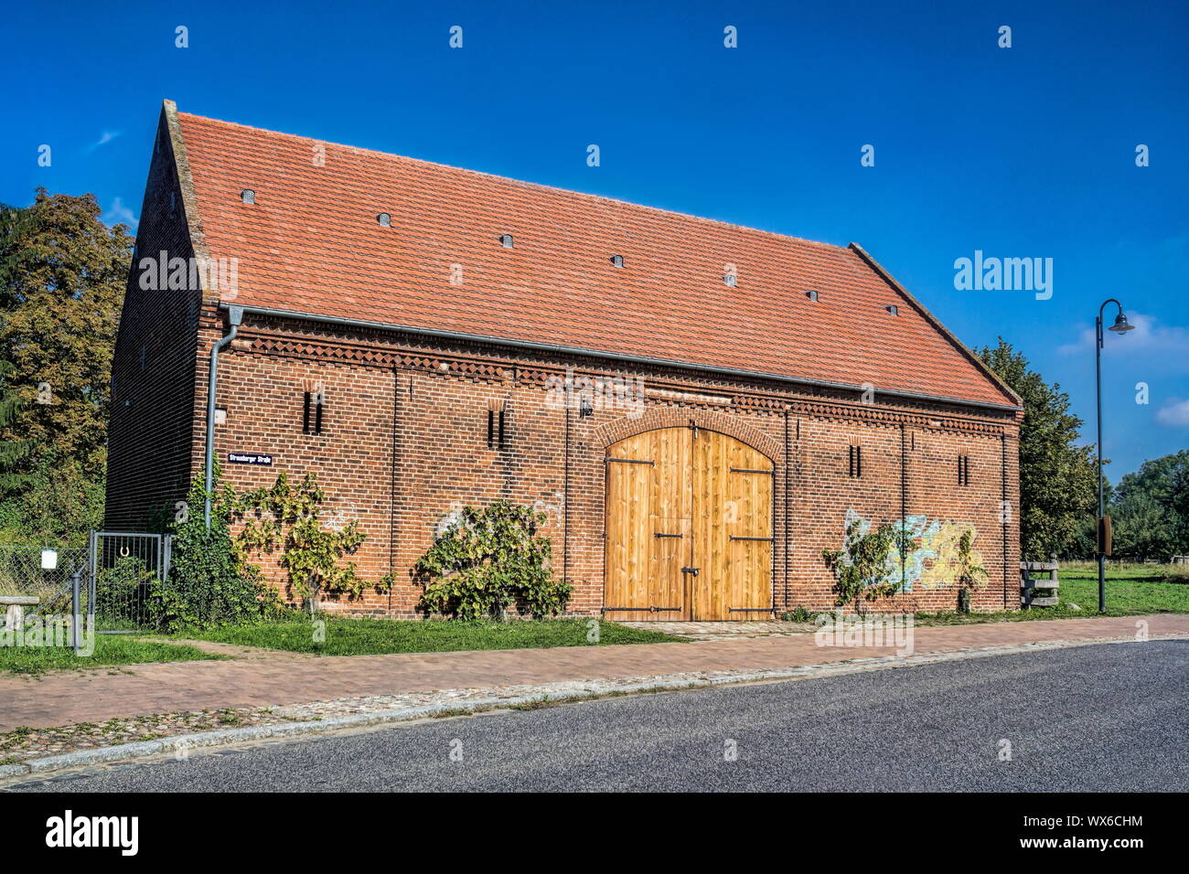 Brick barn hi-res stock photography and images - Alamy