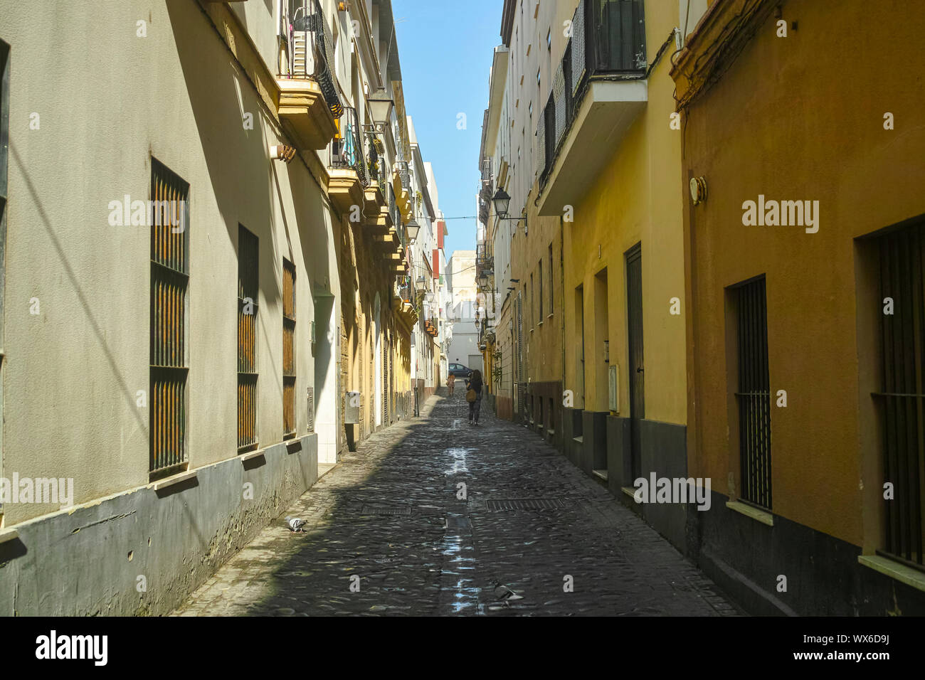 Narrow medieval streets of one of oldest cities in Europe, Cadiz ...