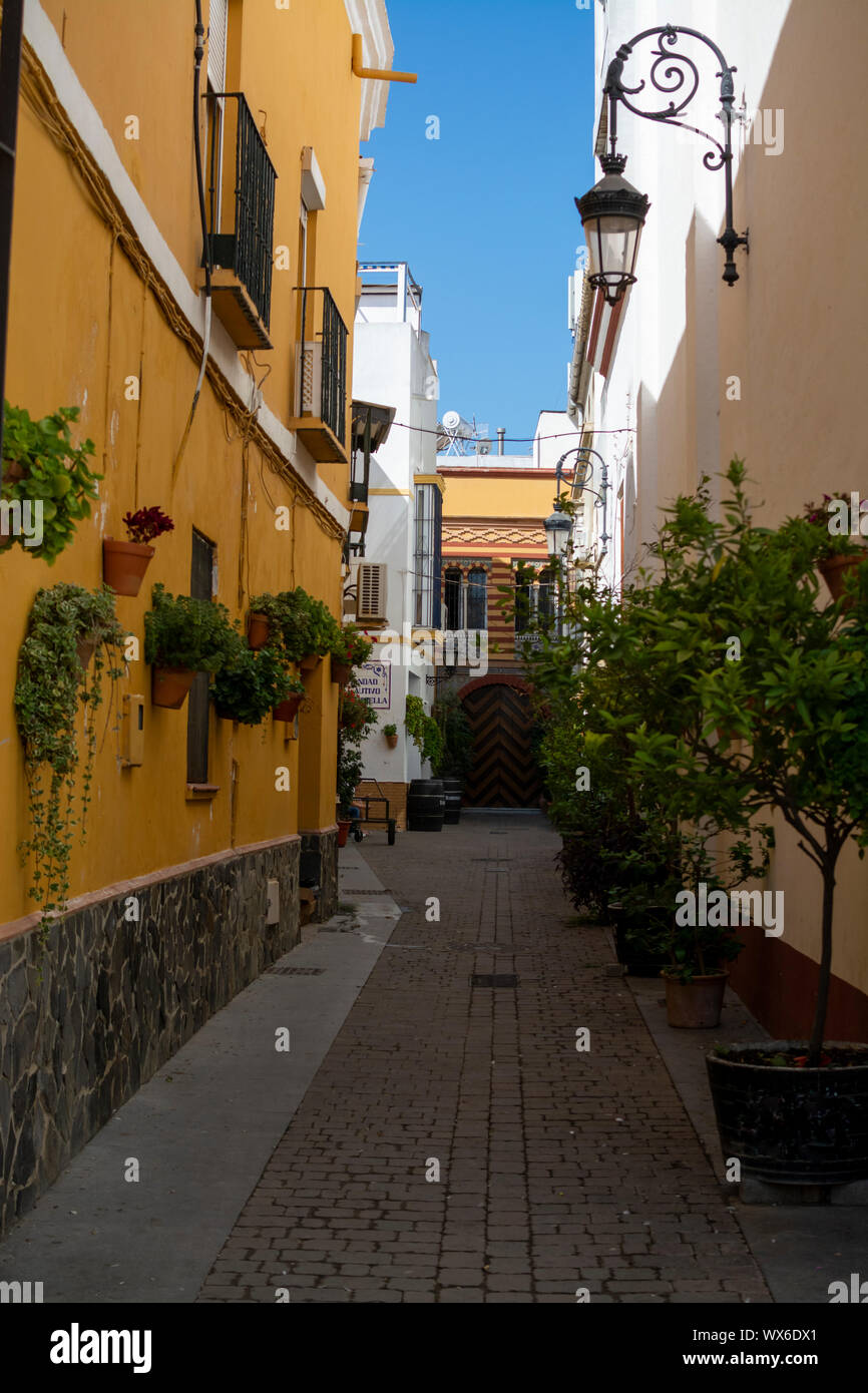 Narrow medieval streets of one of oldest cities in Europe, Cadiz ...