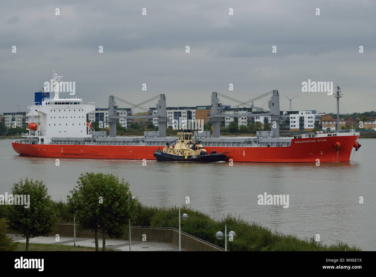 Cargo Ship Aquamarine Star arriving in London bound for the Tate & Lyle ...
