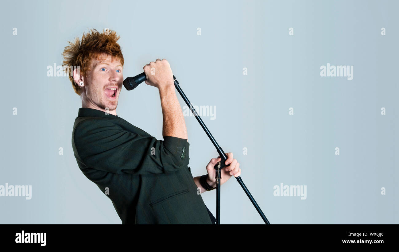 Super rock star lead singer belts out a high note Stock Photo - Alamy