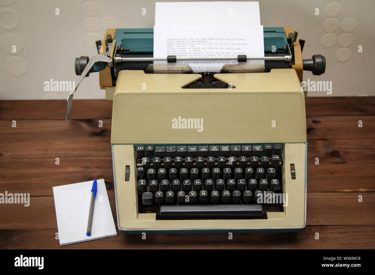 Details of an old mechanical typewriter Stock Photo - Alamy
