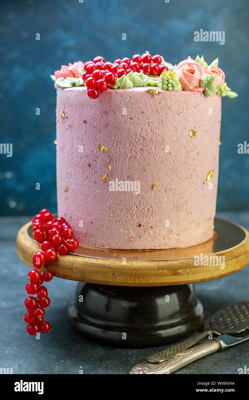 Cake with cream flowers and fresh berries Stock Photo - Alamy