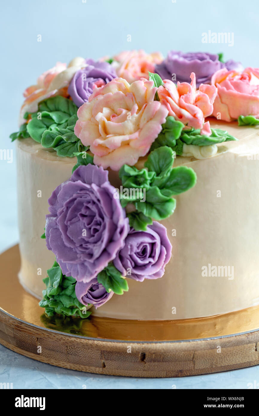 Pink and white buttercream hi-res stock photography and images - Alamy