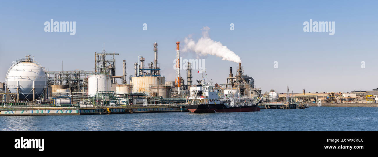 Panorama oil production platform hi-res stock photography and images ...