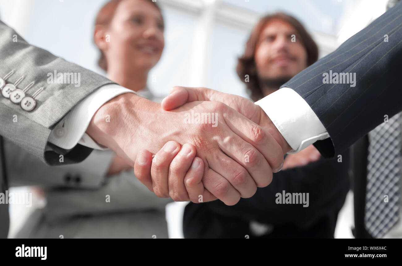 welcome and handshake business people Stock Photo - Alamy