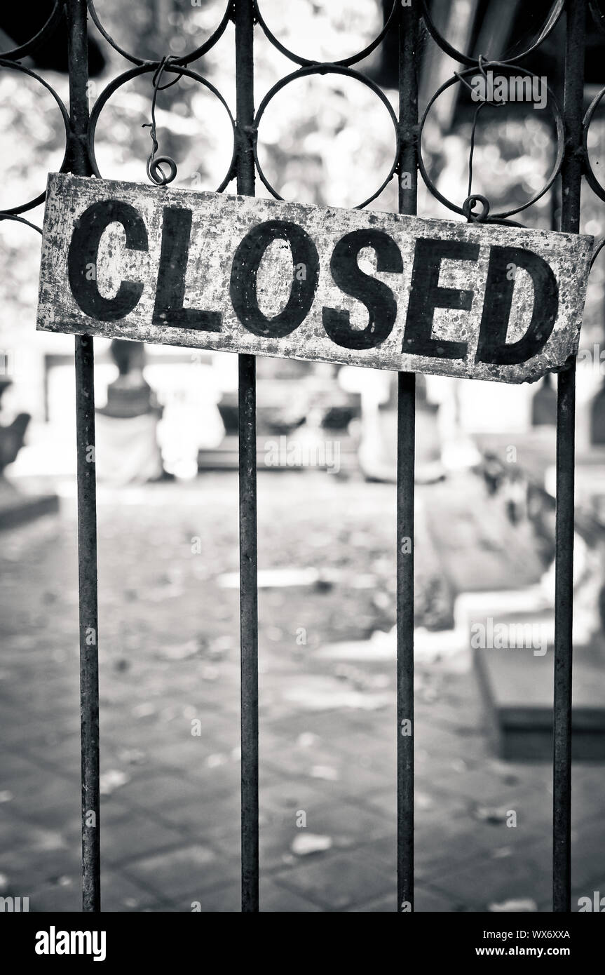 Monochrome closed sign on metal bars of the gate Stock Photo - Alamy