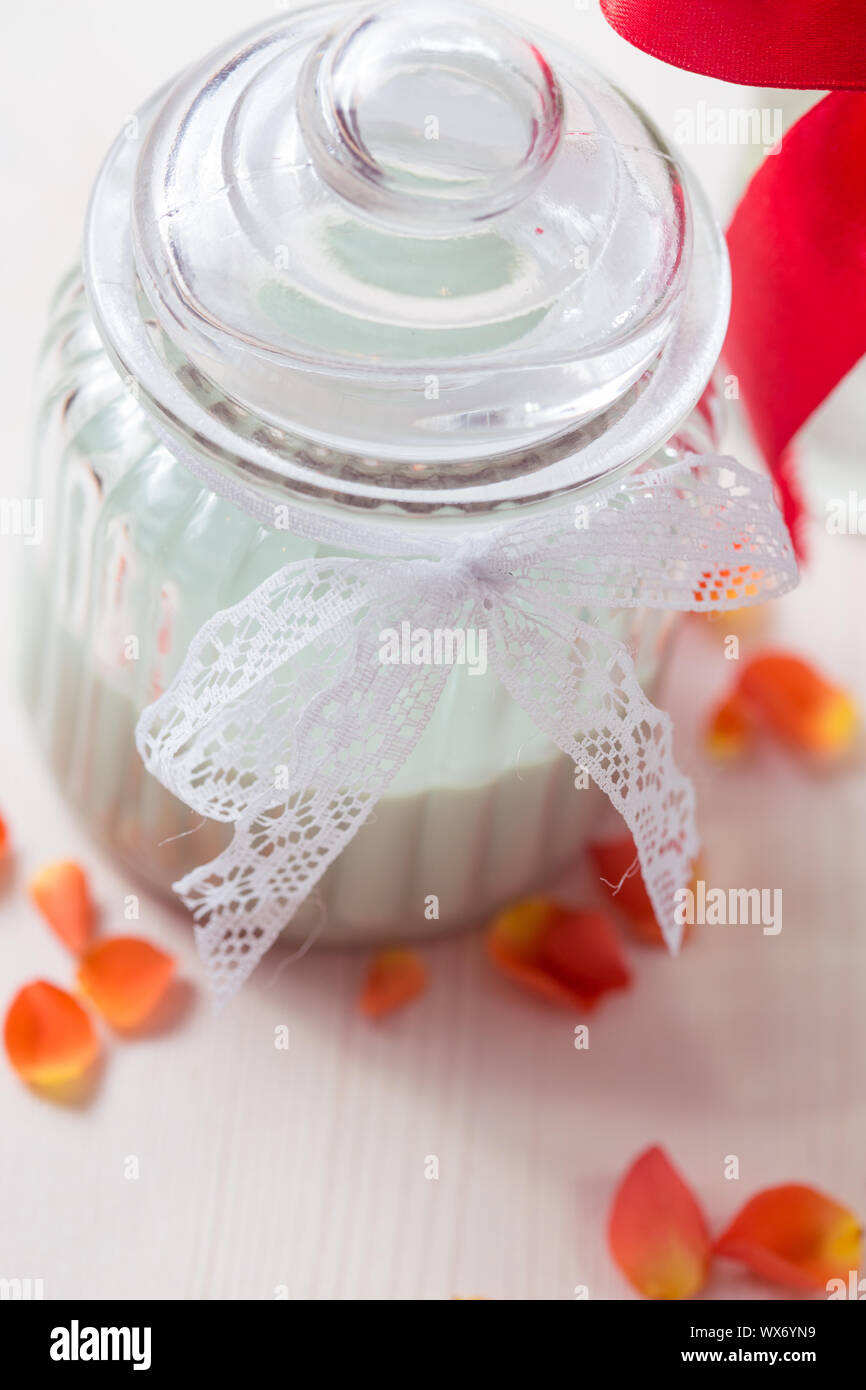 orange roses in vase Stock Photo - Alamy