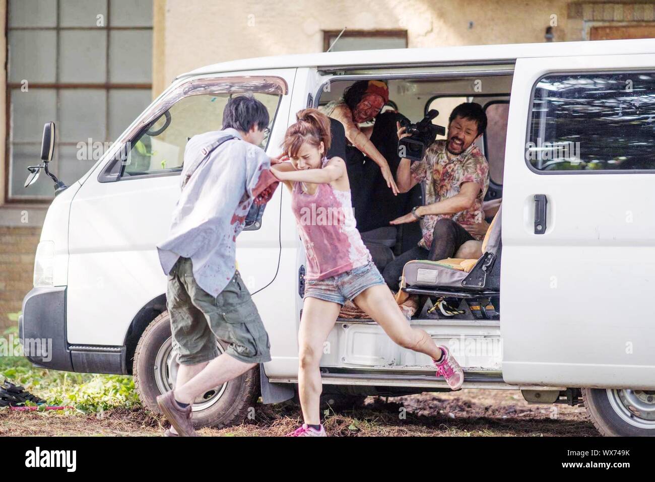 ONE CUT OF THE DEAD, (aka KAMERA O TOMERU NA), from left: Hiroshi ...