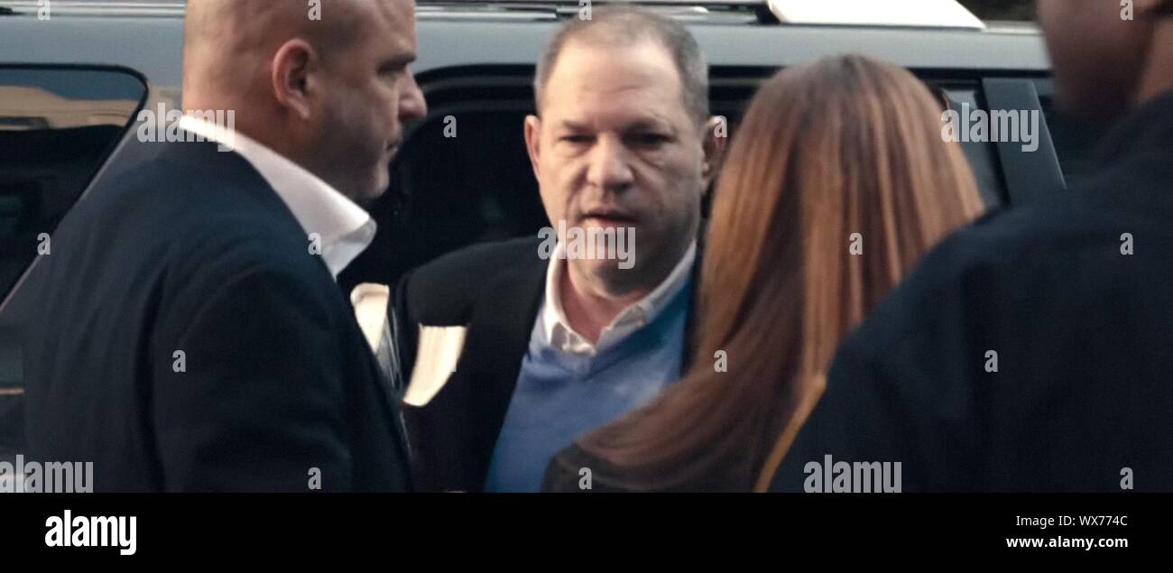 UNTOUCHABLE, Harvey Weinstein (center), 2019. © Hulu / courtesy Everett ...