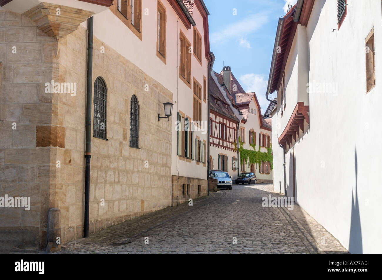 Street light in front building hi-res stock photography and images - Alamy