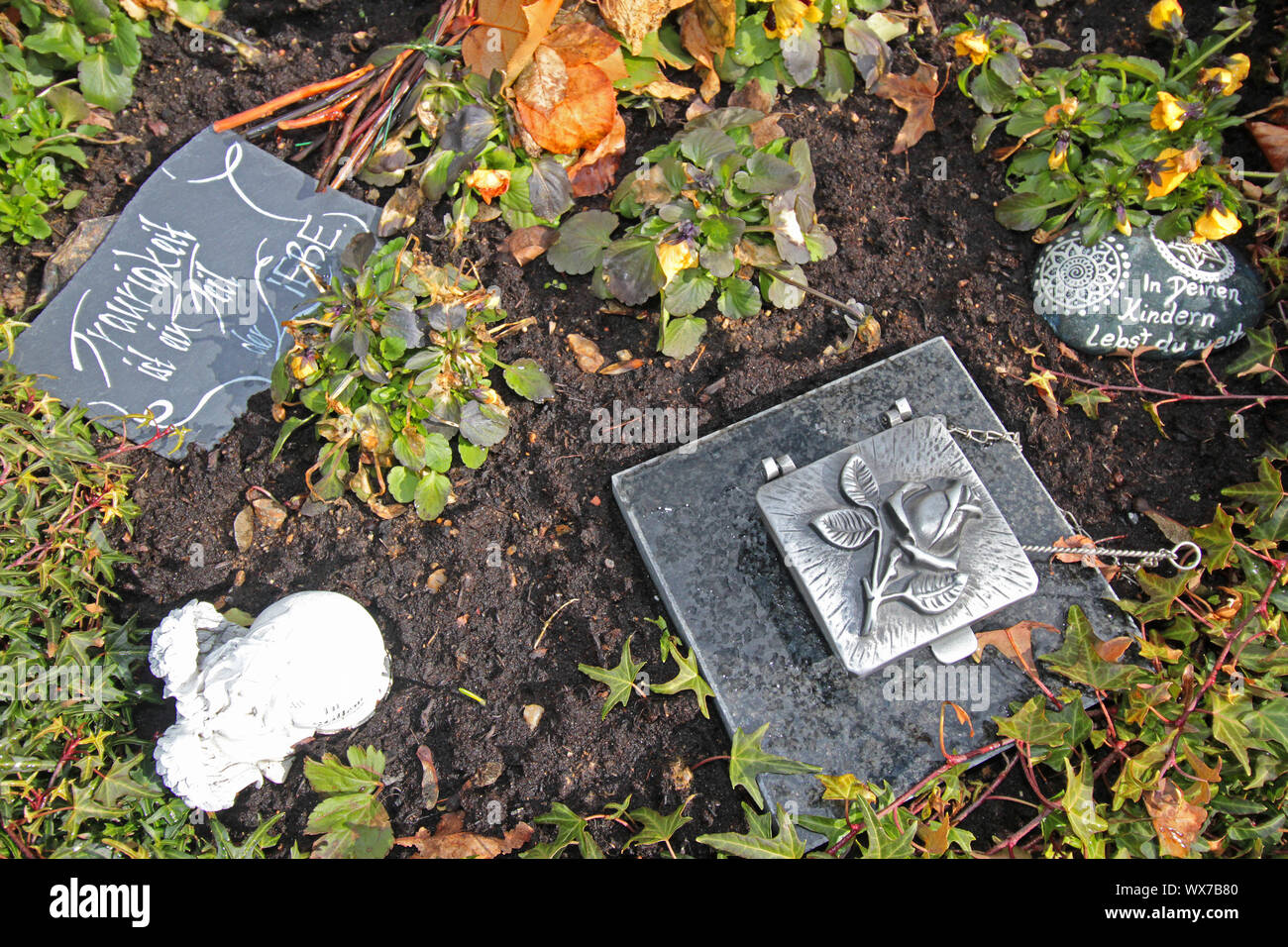 Dig grave hi-res stock photography and images - Alamy