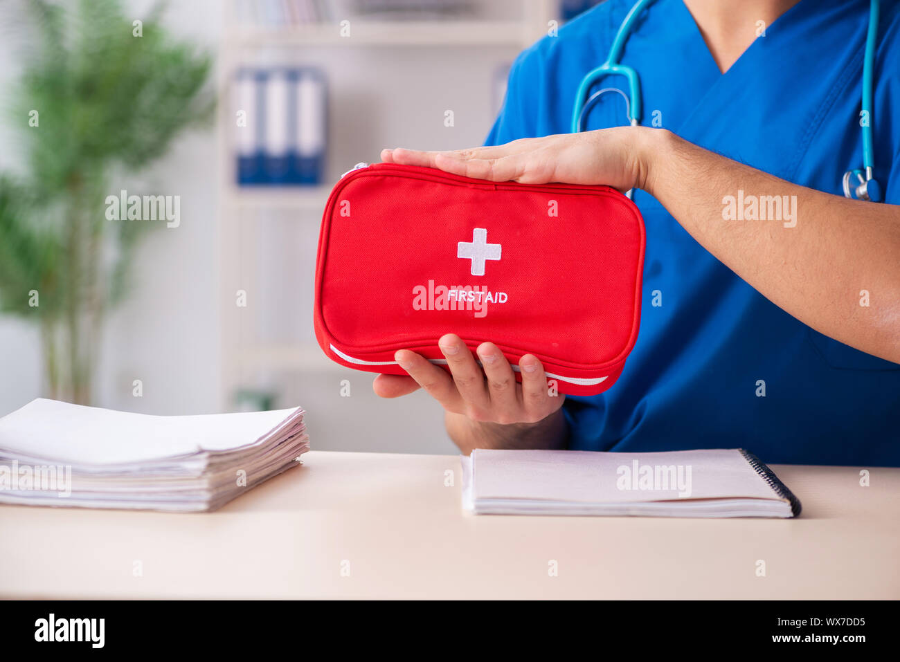 Male doctor with first aid bag Stock Photo - Alamy