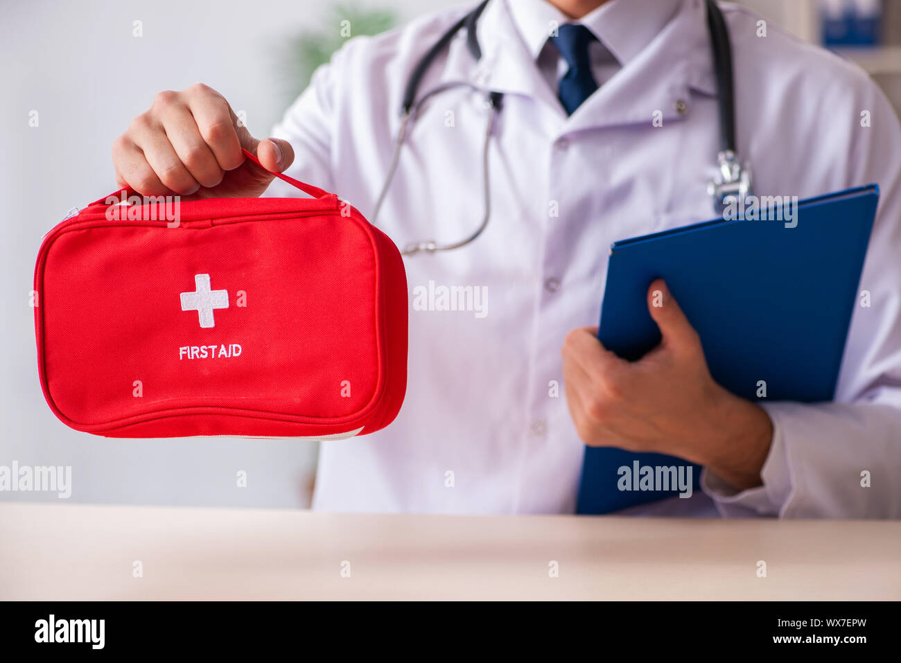 Male doctor with first aid bag Stock Photo - Alamy