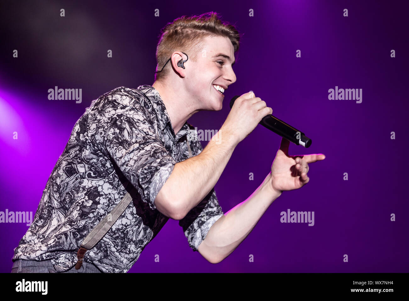 Music performance singer musician live stage hi-res stock photography ...