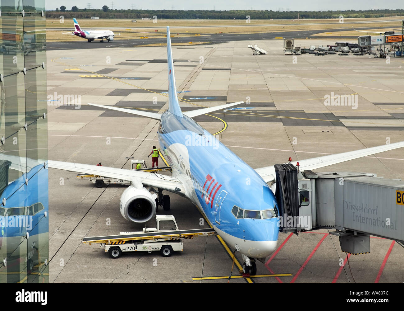 With docking aircraft hi-res stock photography and images - Alamy