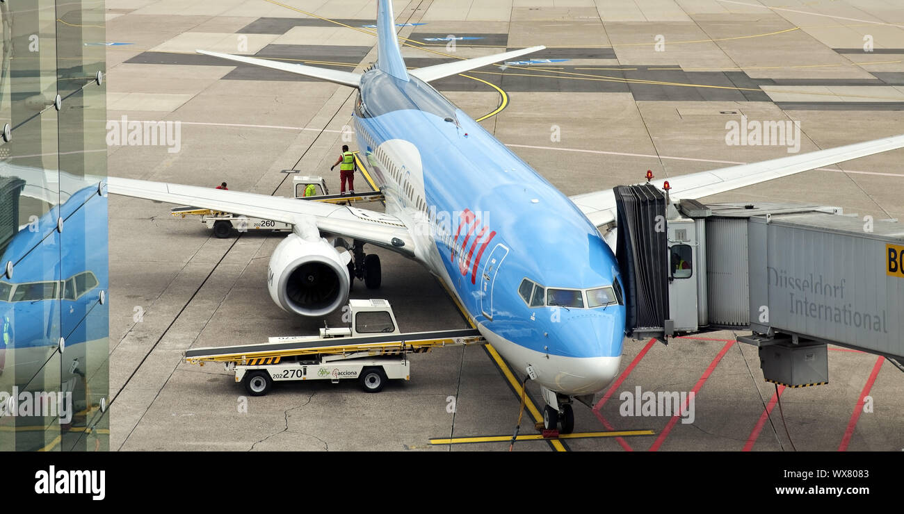 With docking aircraft hi-res stock photography and images - Alamy