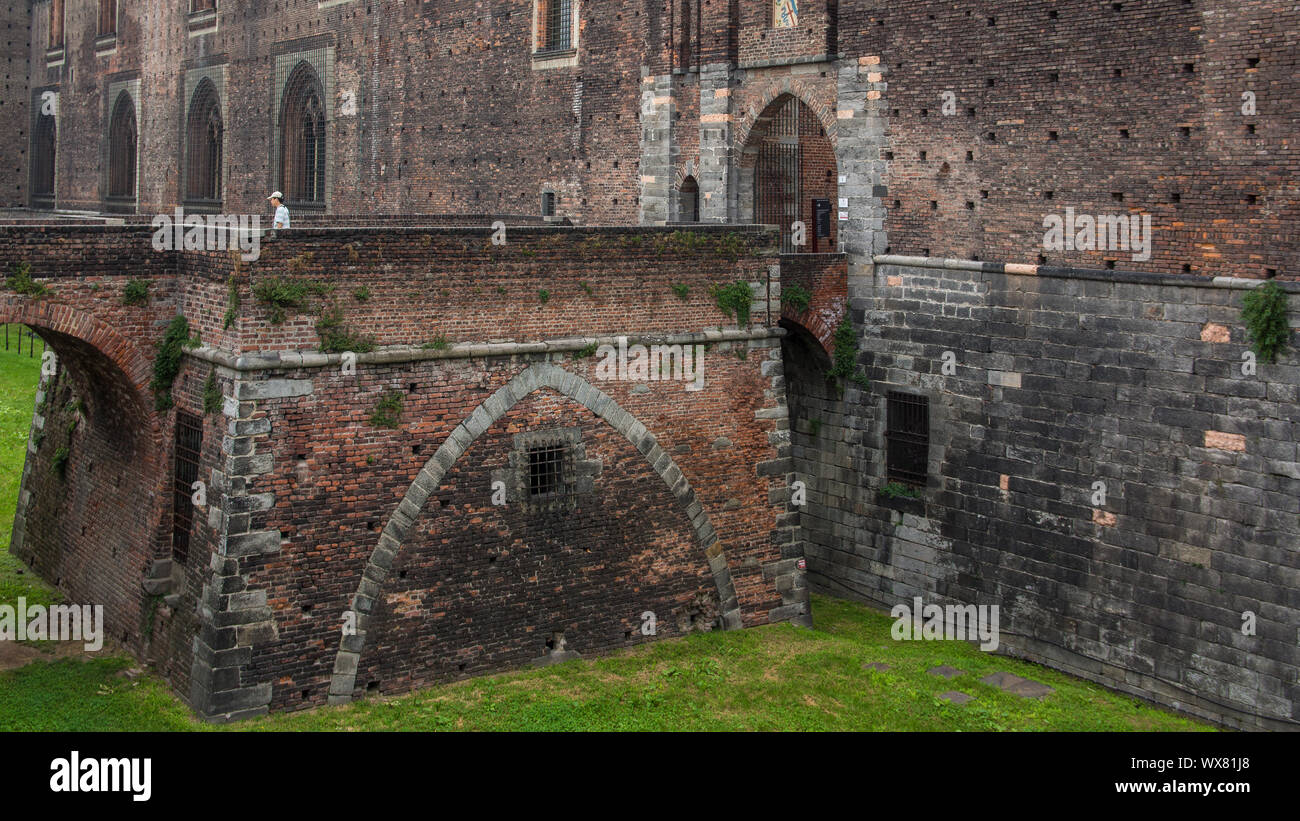 stone bridge to castle Stock Photo - Alamy