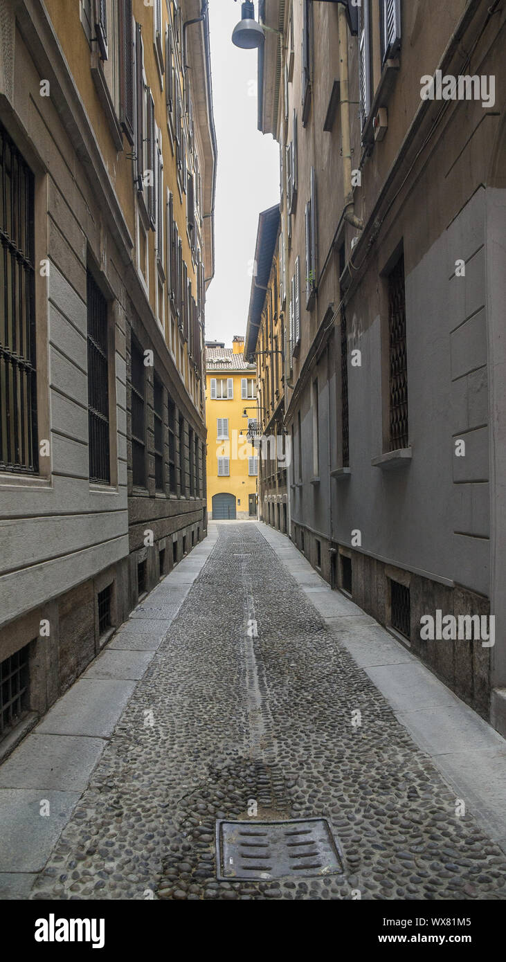 narrow alley in hirstoric center Stock Photo - Alamy