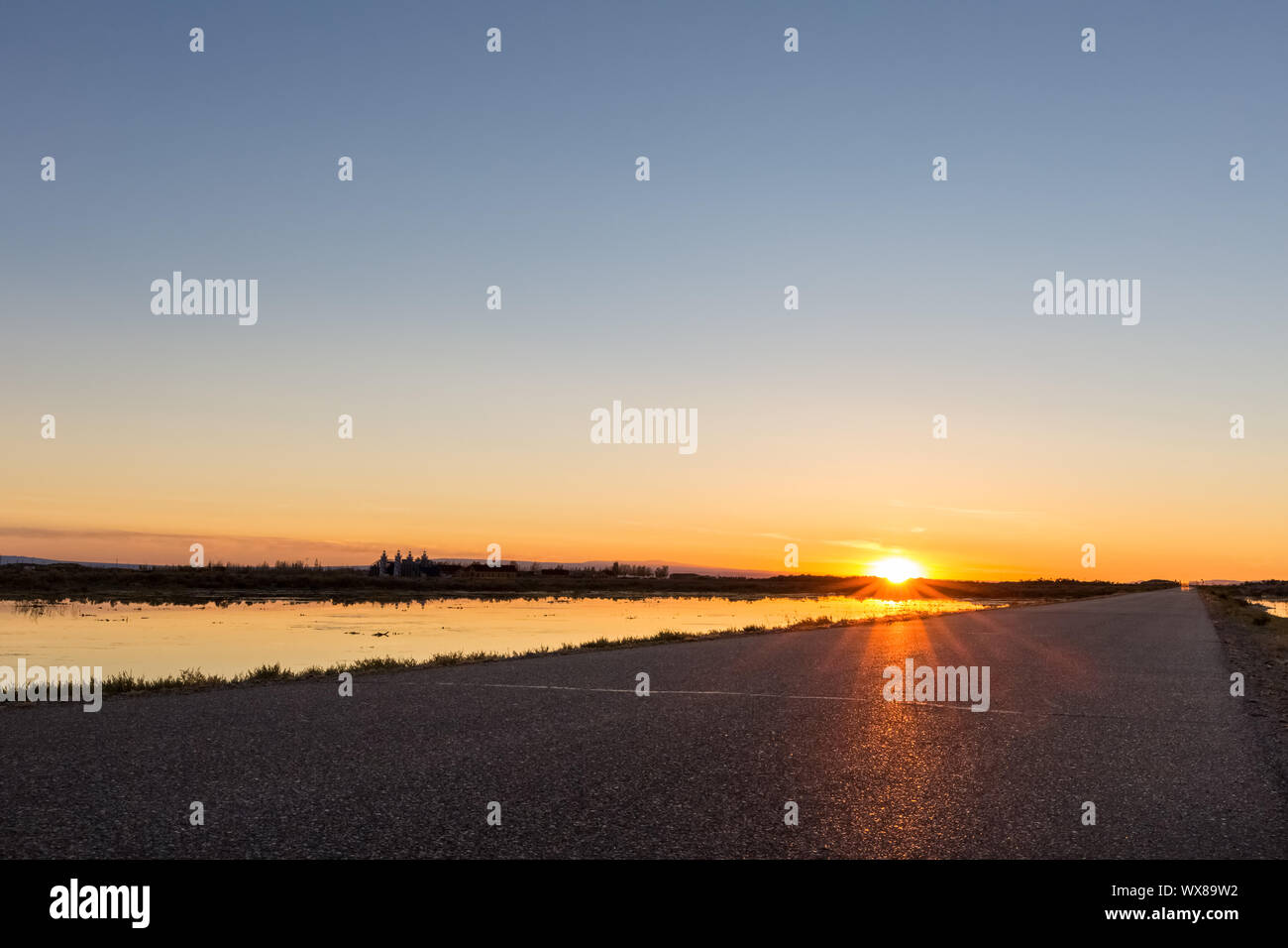 Road in autumn field hi-res stock photography and images - Alamy