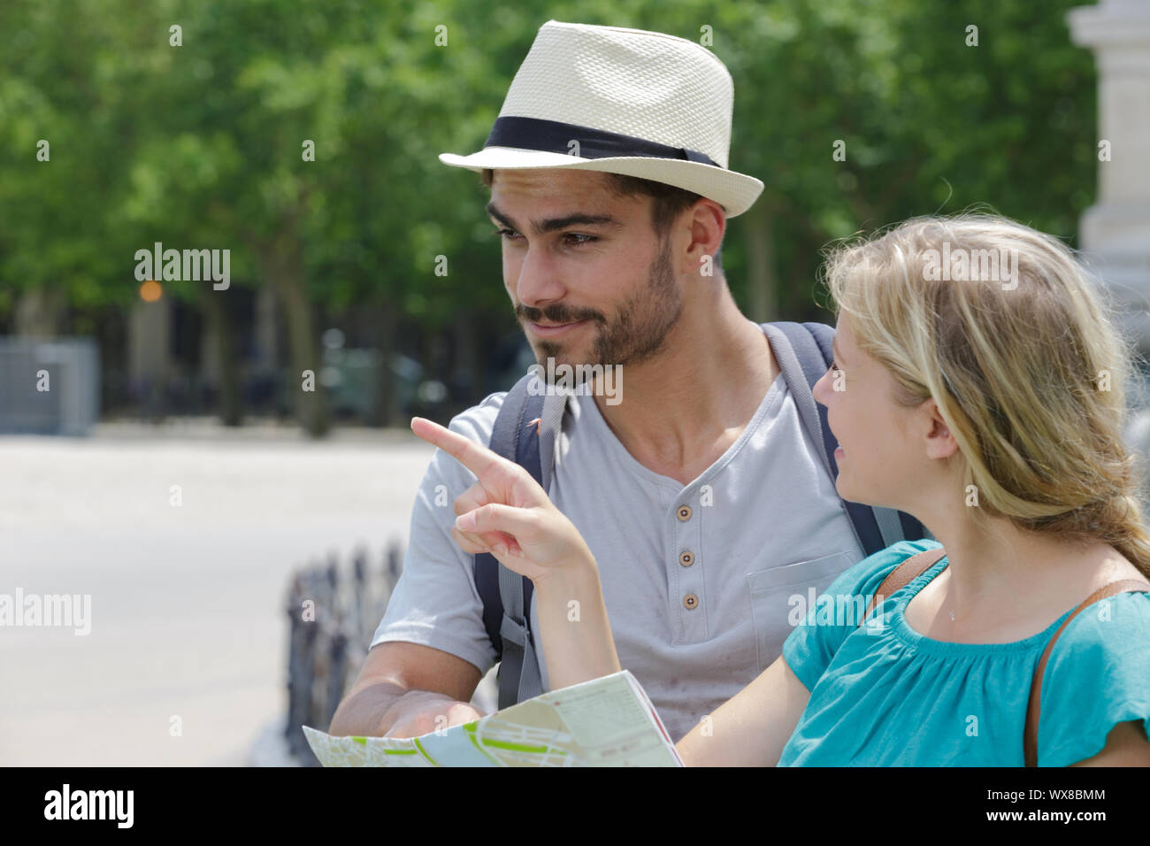 tourist couple using map as guide Stock Photo - Alamy